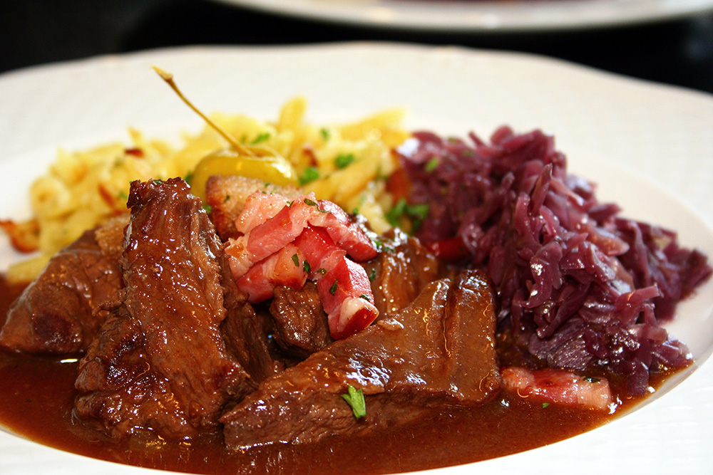 Hirschragout mit Rotkohl und Sptzle – Hotel Restaurant Lüdenbach